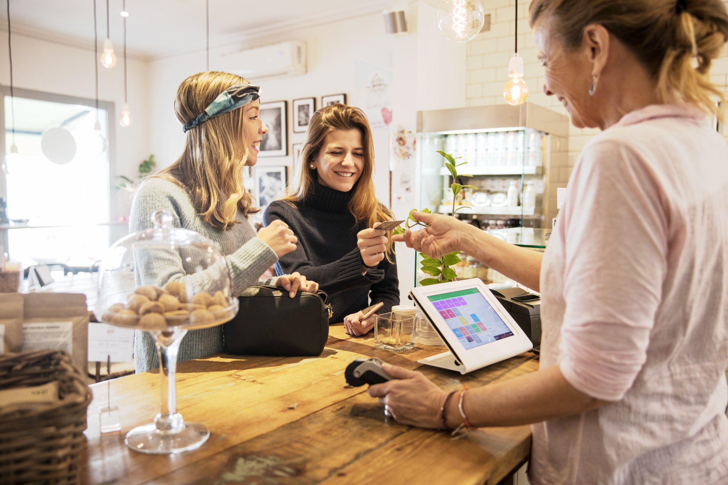 Jeder Fünfte meidet Geschäfte, die nur Barzahlung anbieten